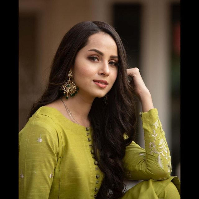 Nimra Khan Looks Chic In Her New Winter Attires | Reviewit.pk