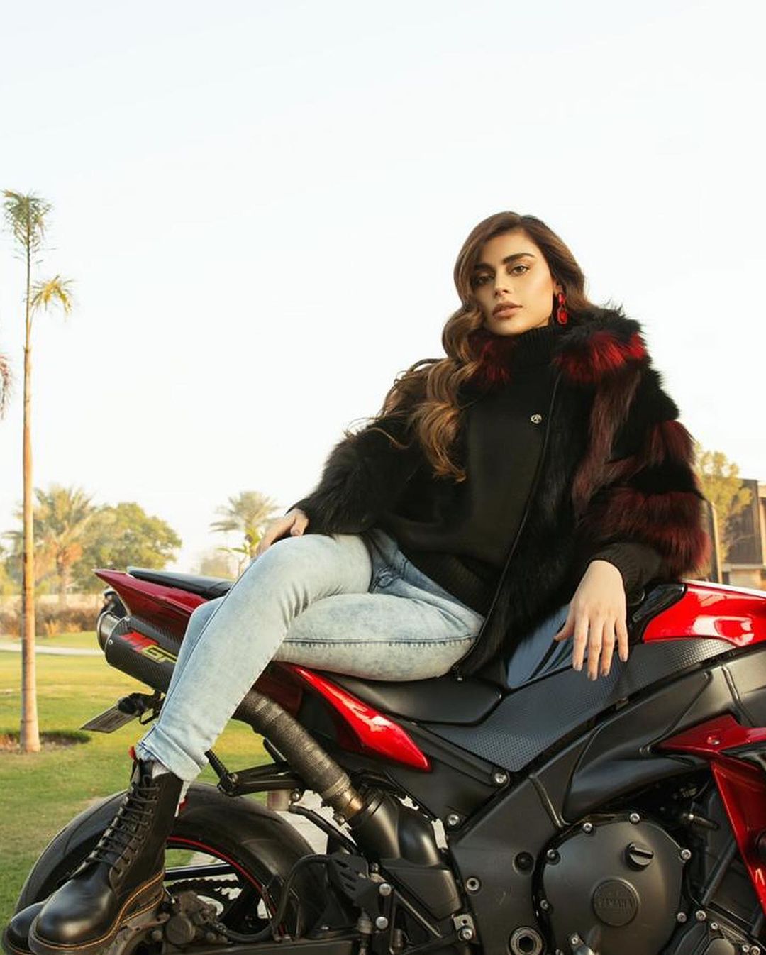 Sadaf Kanwal Exquisite Photo Shoot For The Riches Club | Reviewit.pk