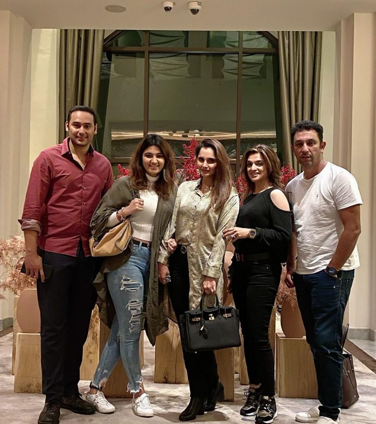 Shoaib Malik and Azhar Mehmood Spotted in Desert with Family | Reviewit.pk