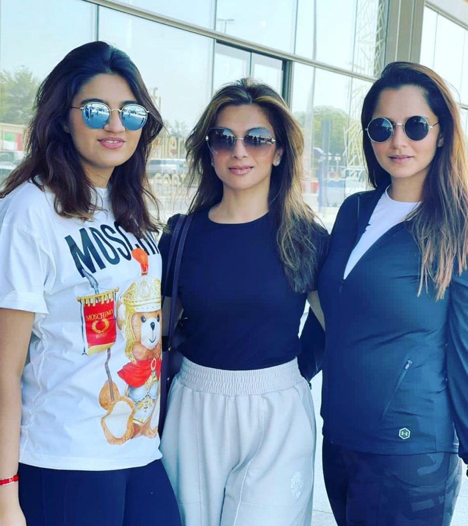 Shoaib Malik and Azhar Mehmood Spotted in Desert with Family | Reviewit.pk