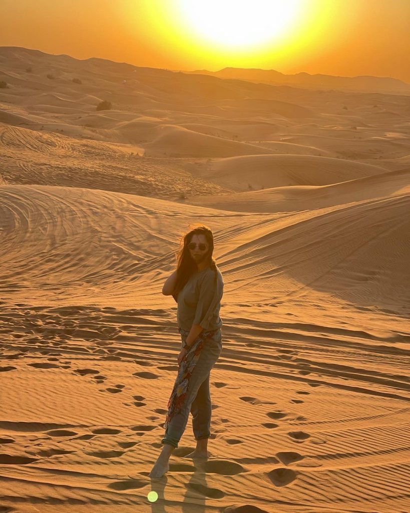 Shoaib Malik and Azhar Mehmood Spotted in Desert with Family | Reviewit.pk