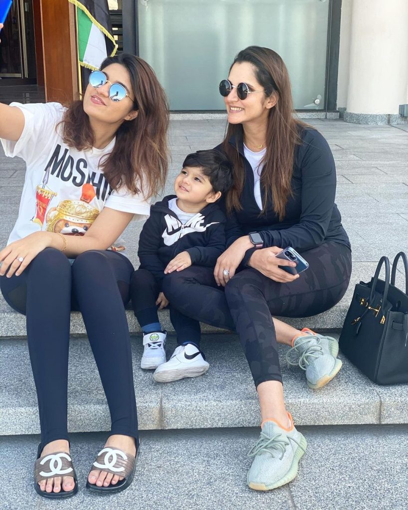 Shoaib Malik and Azhar Mehmood Spotted in Desert with Family | Reviewit.pk