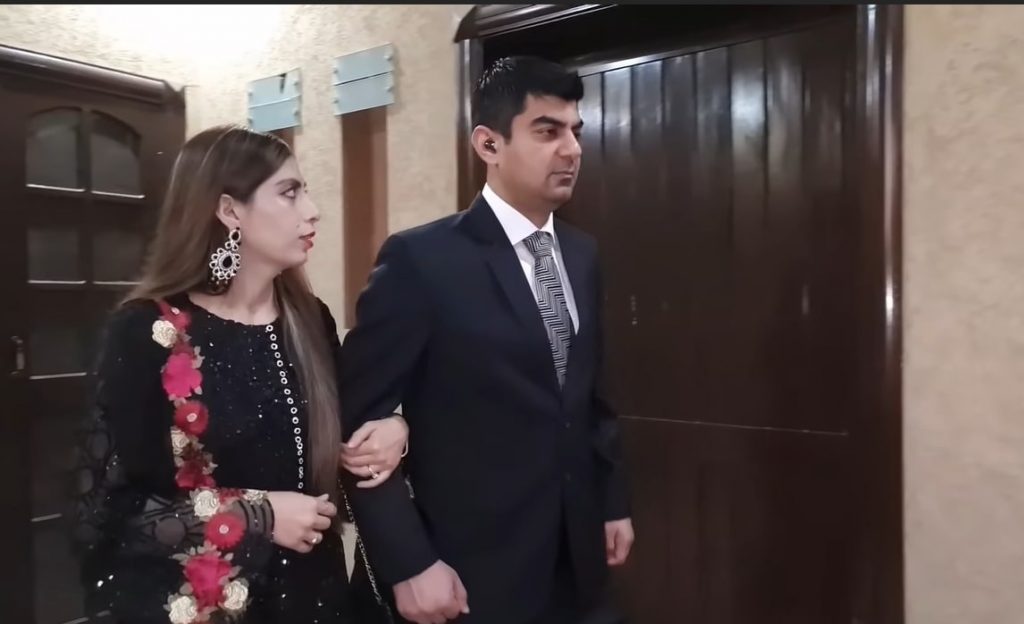 Youtuber Amna Riaz with her Husband on Dinner Date | Reviewit.pk