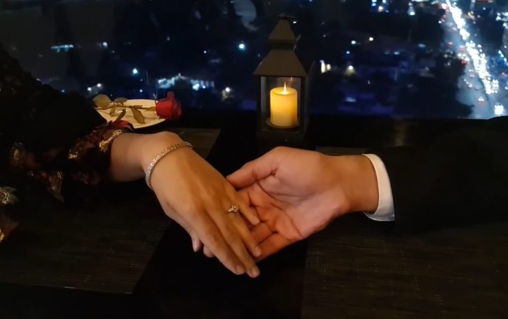 Youtuber Amna Riaz with her Husband on Dinner Date | Reviewit.pk