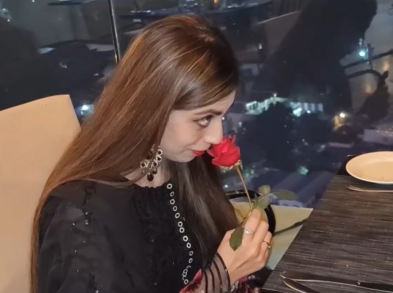 Youtuber Amna Riaz with her Husband on Dinner Date | Reviewit.pk