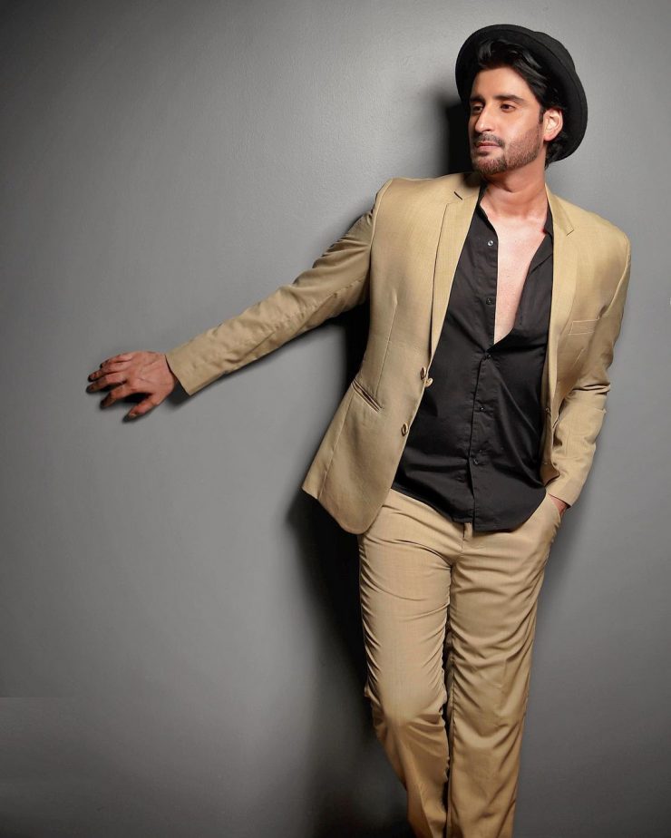 Aagha Ali Celebrates His Birthday With Family | Reviewit.pk