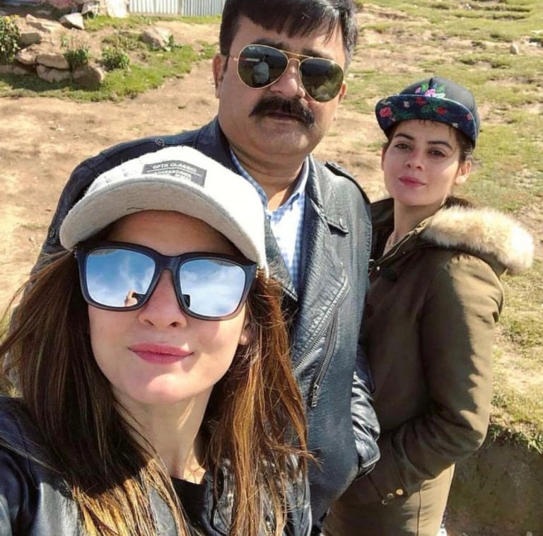 Old Video Of Aiman Minal Expressing Love For Their Father Will Break Your Heart | Reviewit.pk