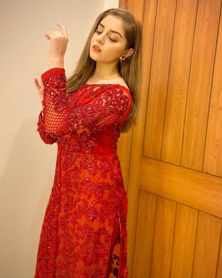 Alizeh Shah Looked Ravishing In Red Outfit | Reviewit.pk