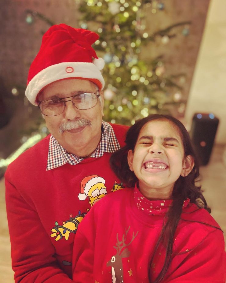 Fia Khan's Christmas Pictures With Family | Reviewit.pk