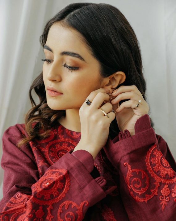 Unseen Pictures Of Model Meruub Ali | Reviewit.pk