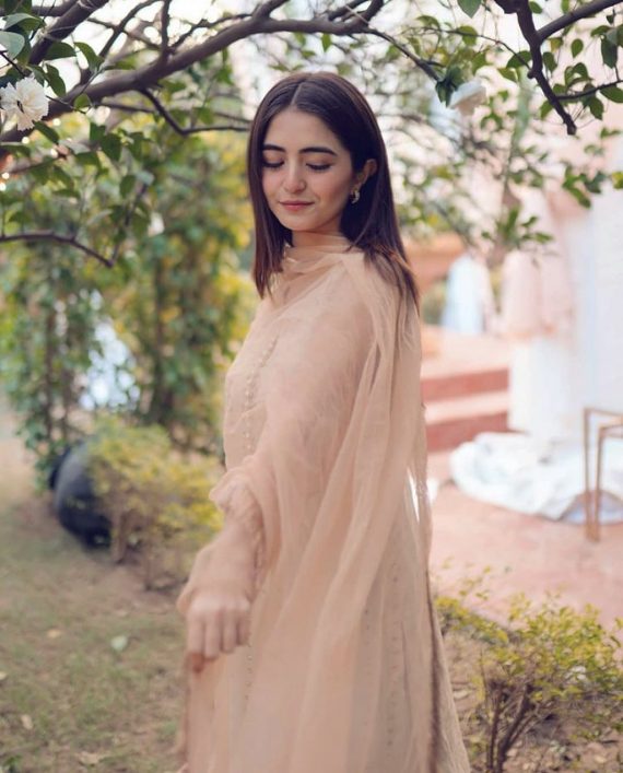 Unseen Pictures Of Model Meruub Ali | Reviewit.pk