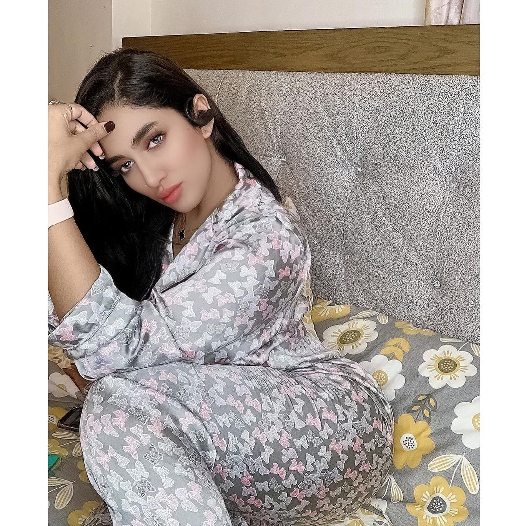 Least Controversial Photos Of Mathira From Her Instagram Account | Reviewit.pk