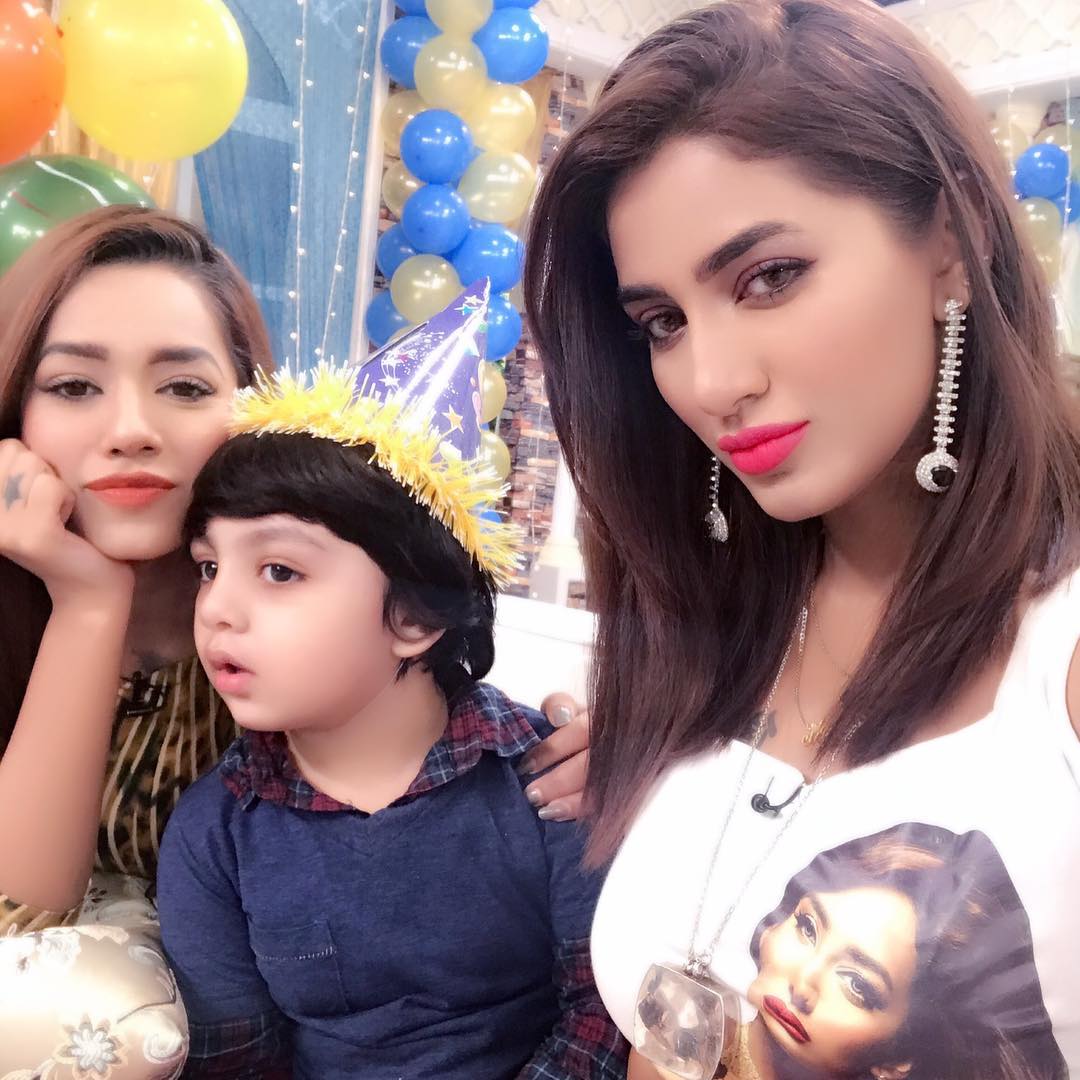 Rare Photos of Mathira With Her Son | Reviewit.pk