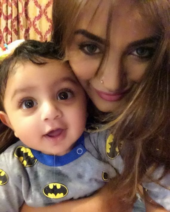 Rare Photos of Mathira With Her Son | Reviewit.pk
