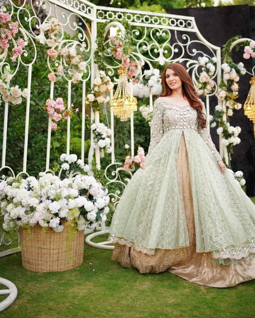 Saeeda Imtiaz's Dance Performance At Her Friend's Dholki | Reviewit.pk