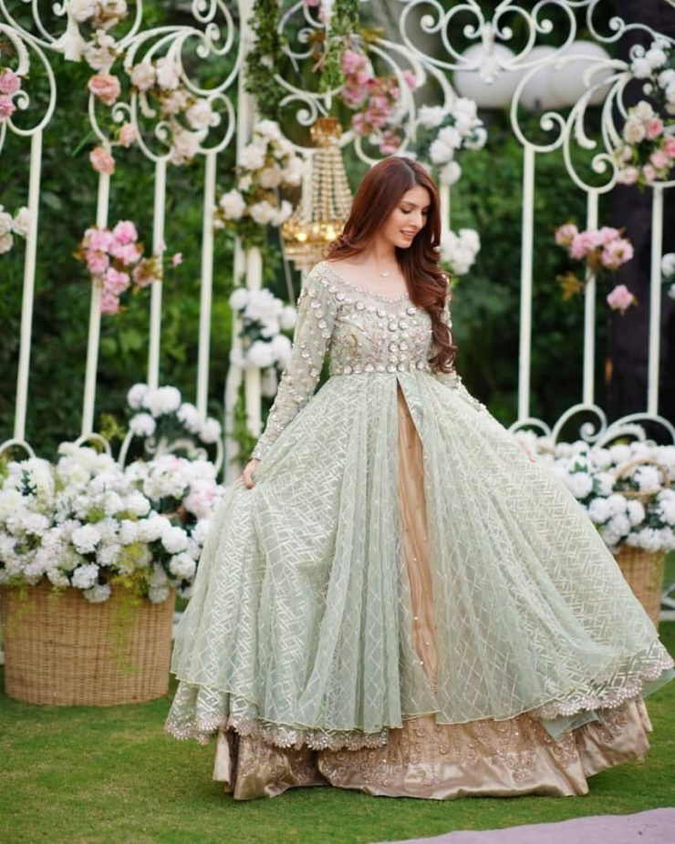 Saeeda Imtiaz's Dance Performance At Her Friend's Dholki | Reviewit.pk