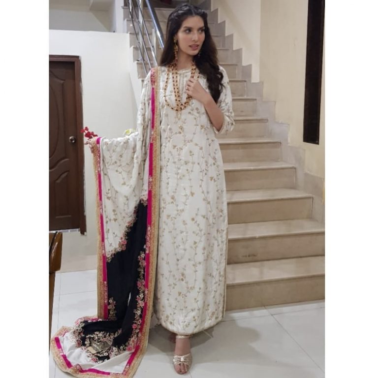 Saeeda Imtiaz Looking Stunning At Her Friend's Dholak | Reviewit.pk