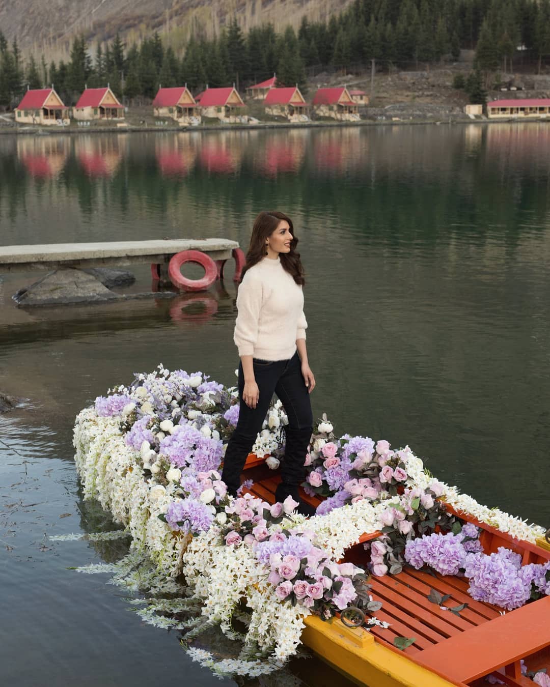 Saeeda Imtiaz's Dance Performance At Her Friend's Dholki | Reviewit.pk