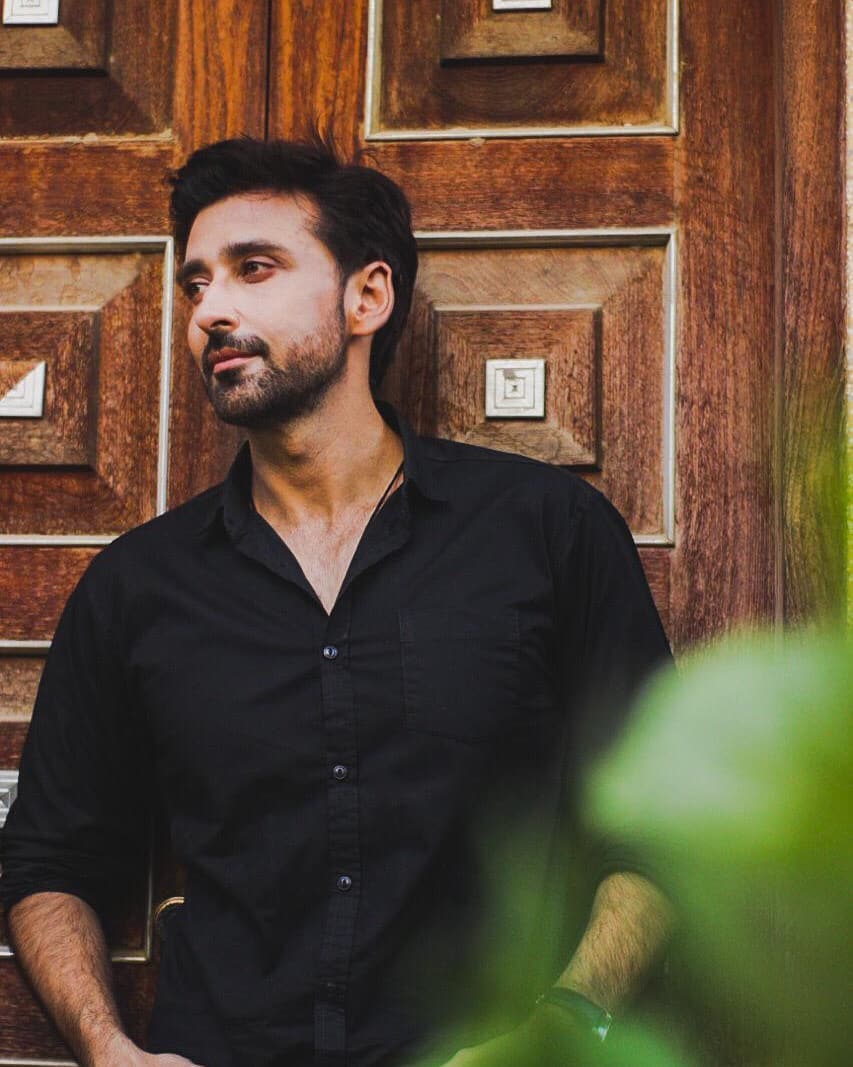 Intense Poses of Sami Khan That Will Melt Your Heart | Reviewit.pk