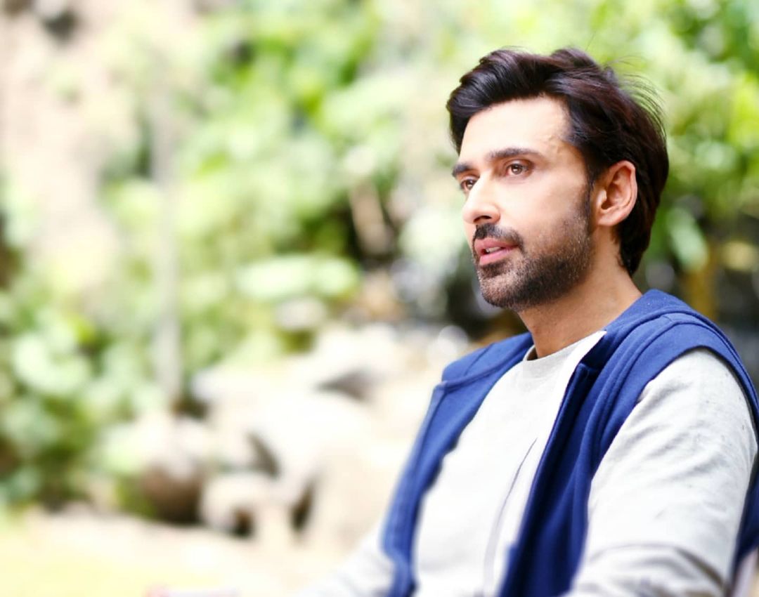 Intense Poses of Sami Khan That Will Melt Your Heart | Reviewit.pk