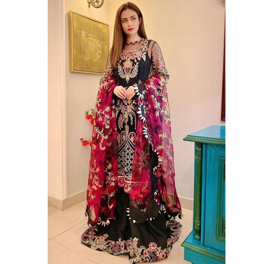 Latest Photos of Sana Javed in Simple Shalwar Kameez | Reviewit.pk