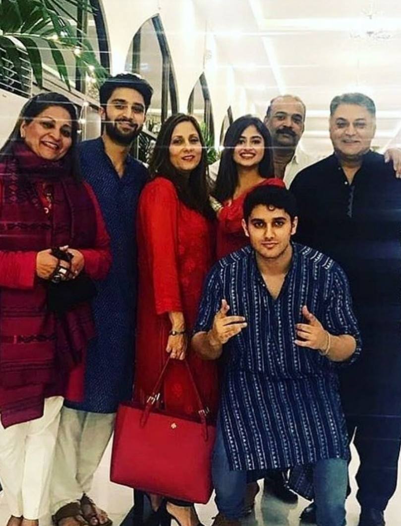 Adorable Photos of Asif Raza Mir and Family | Reviewit.pk