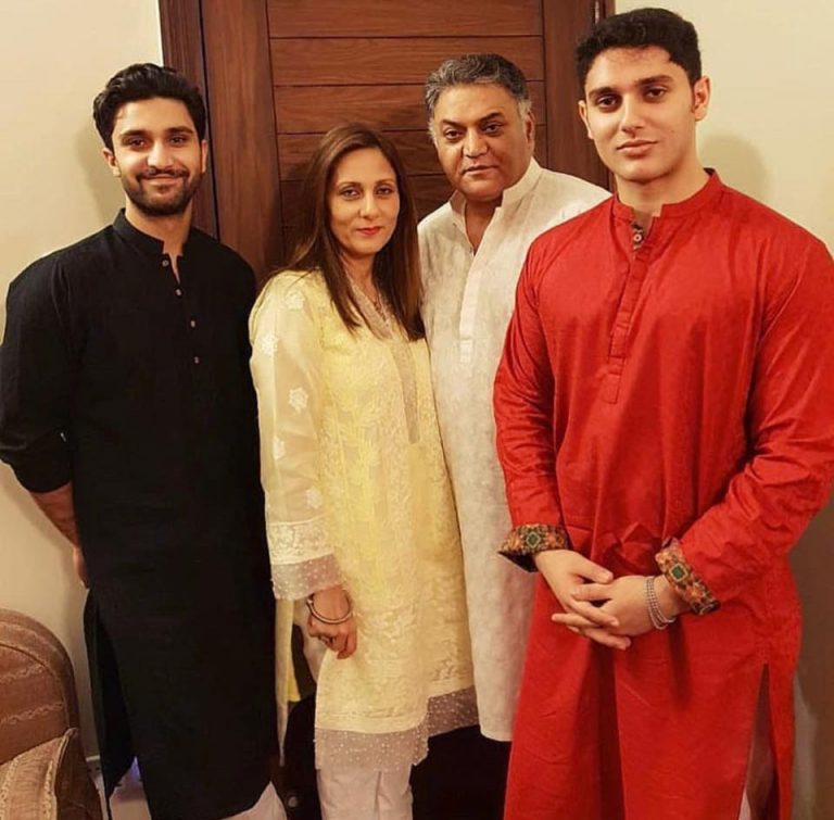 Adorable Photos of Asif Raza Mir and Family | Reviewit.pk