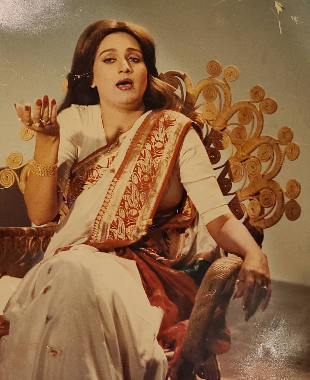 Bushra Ansari Shares Throwbacks With Family And Friends | Reviewit.pk