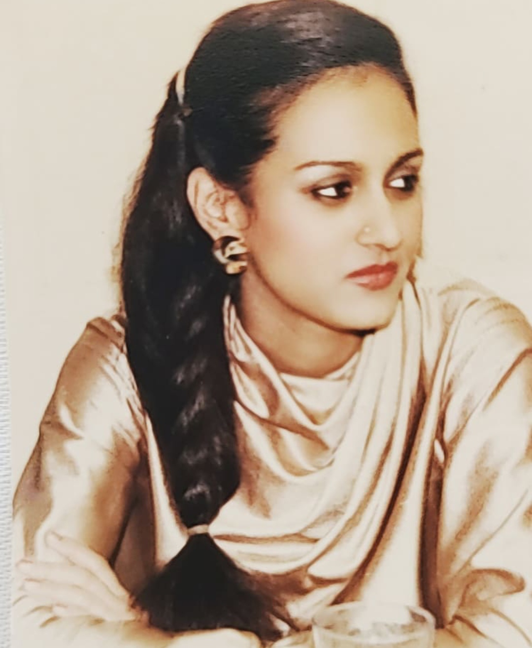 Bushra Ansari Shares Throwbacks With Family And Friends | Reviewit.pk