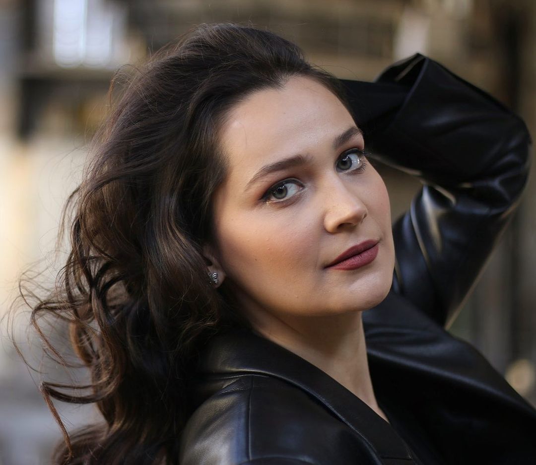 Ertugrul Actress Gulsim Ali Shines Bright In Latest Pictures | Reviewit.pk