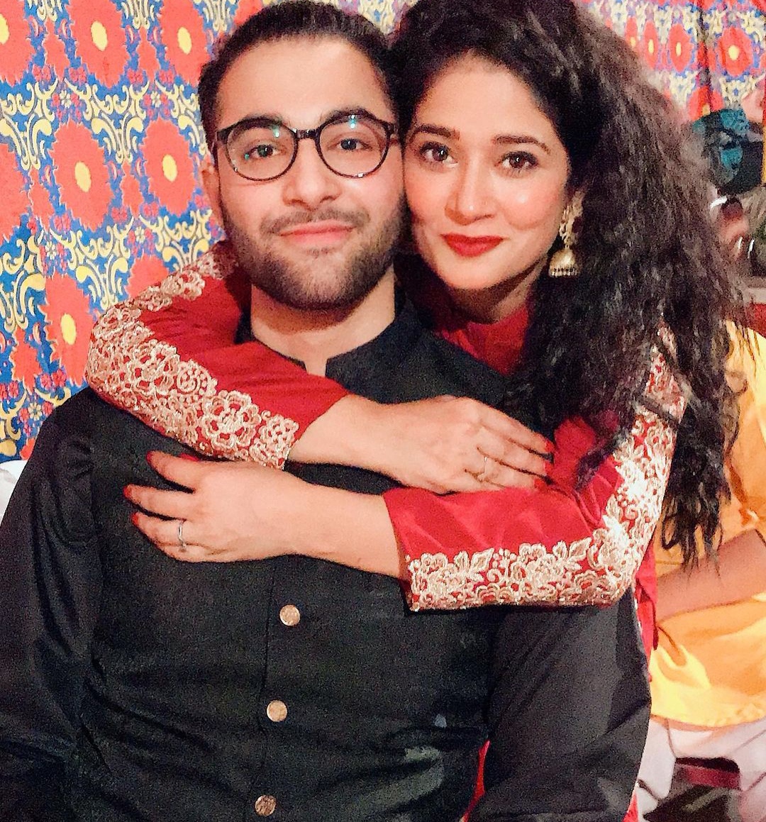 Faiza Gillani Pictures With Family | Reviewit.pk