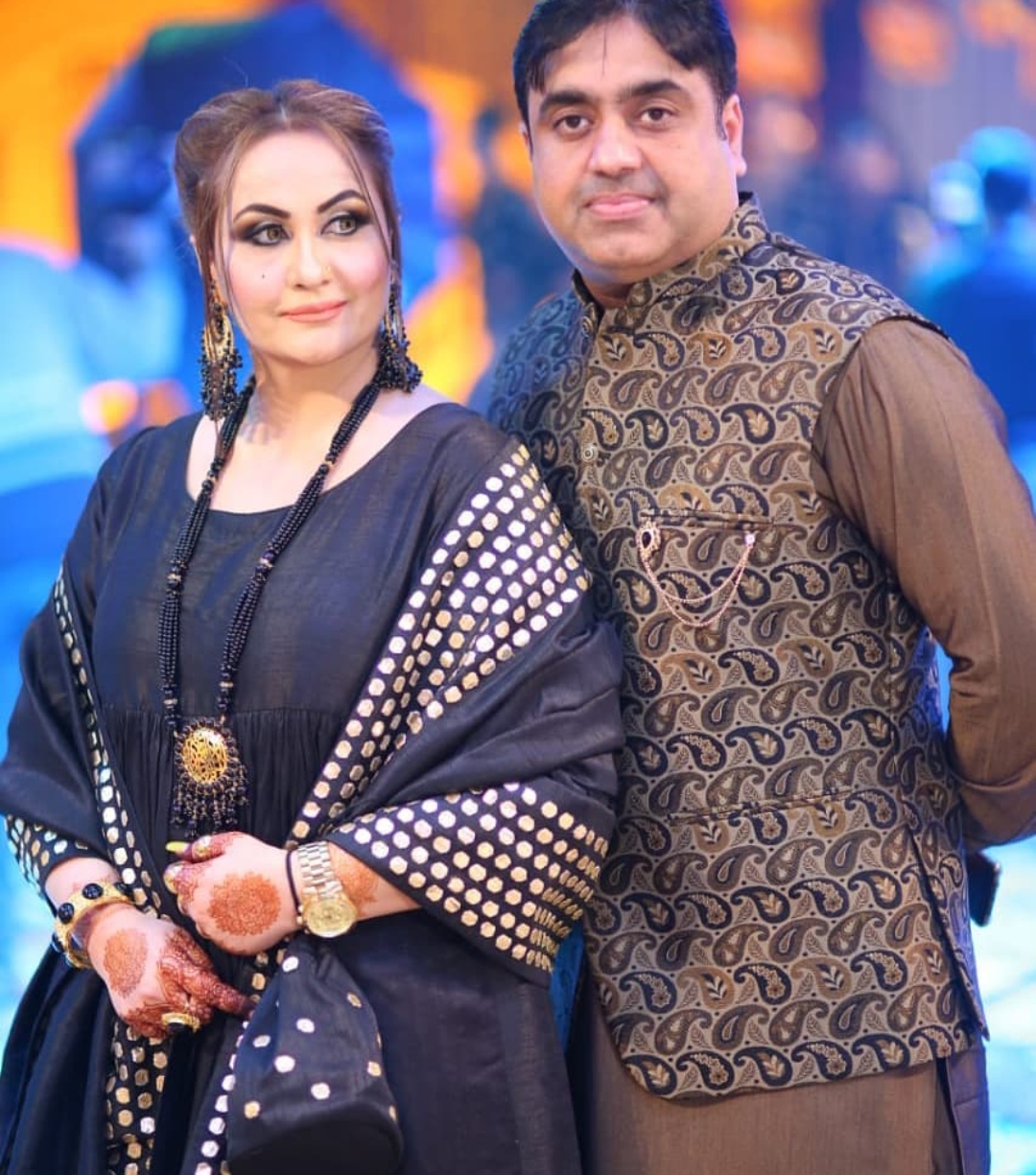 Filmstar Nargis Pictures With Husband | Reviewit.pk