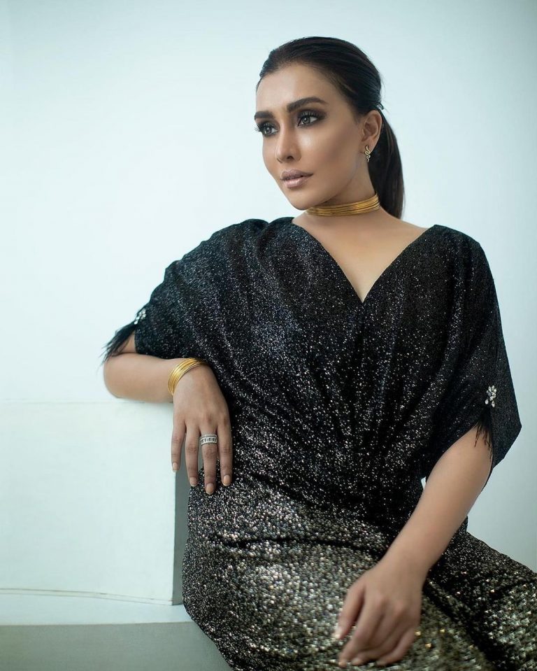 Actress Maira Khan Latest Clicks From Her Instagram | Reviewit.pk