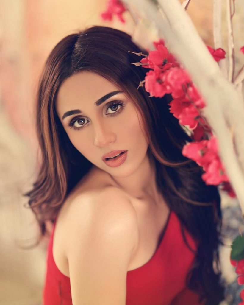 Actress Mashal Khan Celebrated her Birthday with Friends | Reviewit.pk