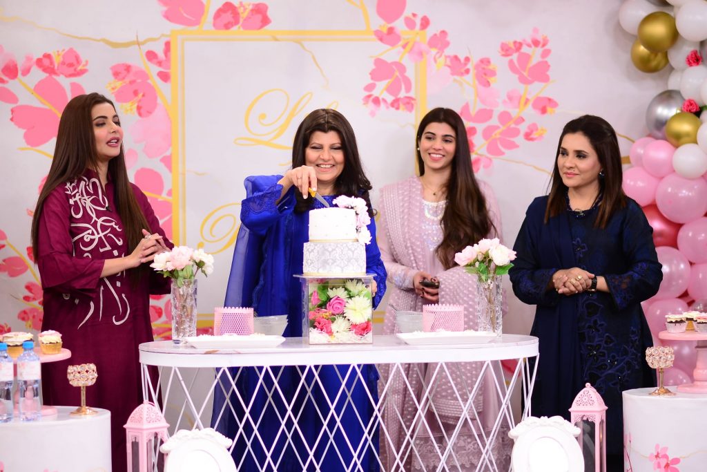 Rubina Ashraf with her Daughter Minna Tariq in Good Morning Pakistan ...