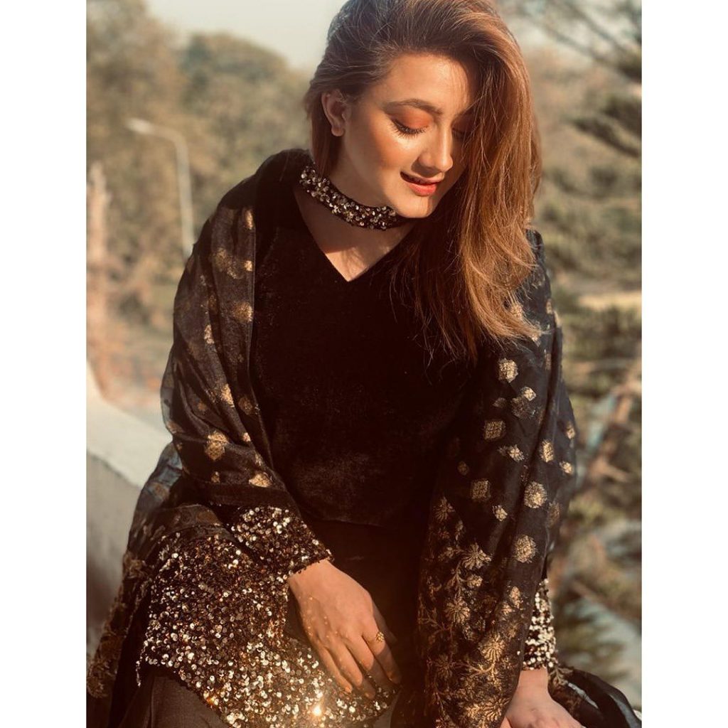 Latest Pictures of Beautiful Actress Momina Iqbal | Reviewit.pk