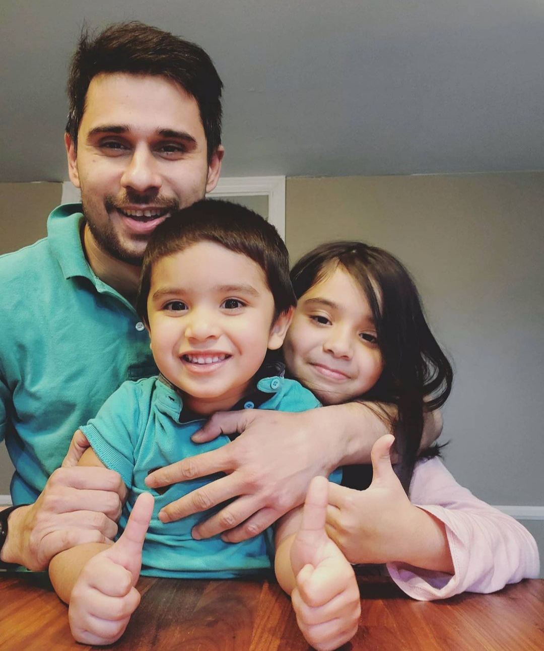 Host Tabish Hashmi's Unseen Family Pictures | Reviewit.pk