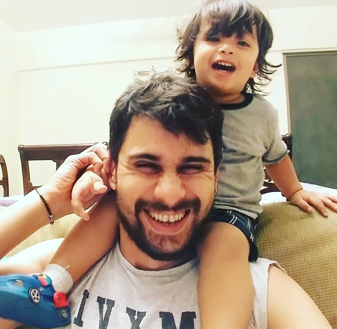 Host Tabish Hashmi's Unseen Family Pictures | Reviewit.pk