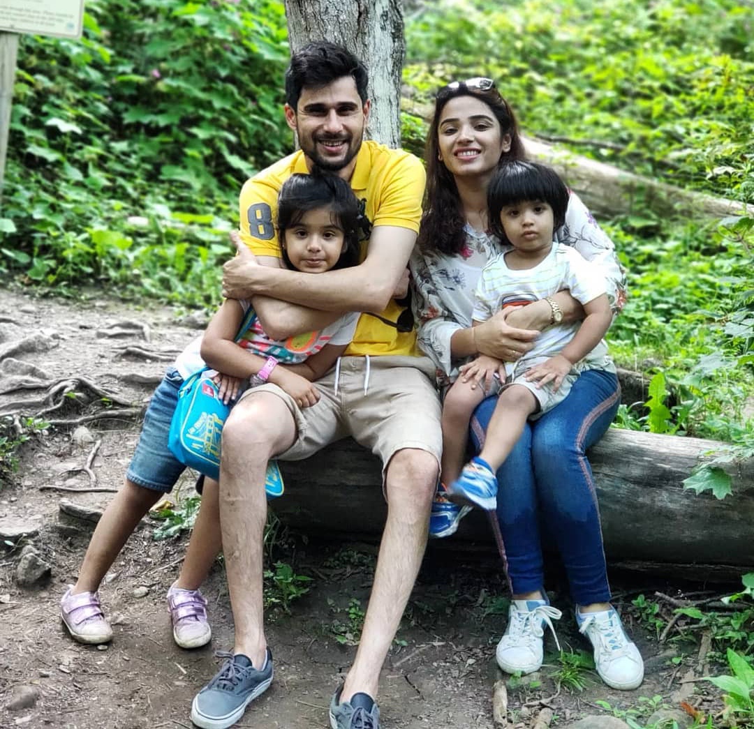 Host Tabish Hashmi's Unseen Family Pictures | Reviewit.pk