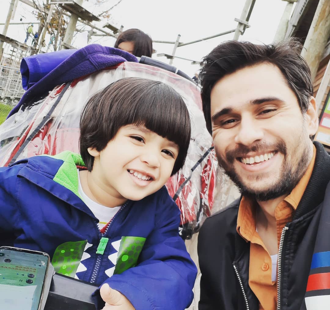 Host Tabish Hashmi's Unseen Family Pictures | Reviewit.pk