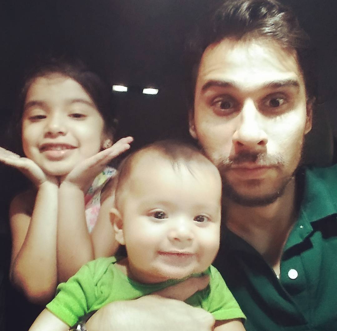 Host Tabish Hashmi's Unseen Family Pictures | Reviewit.pk