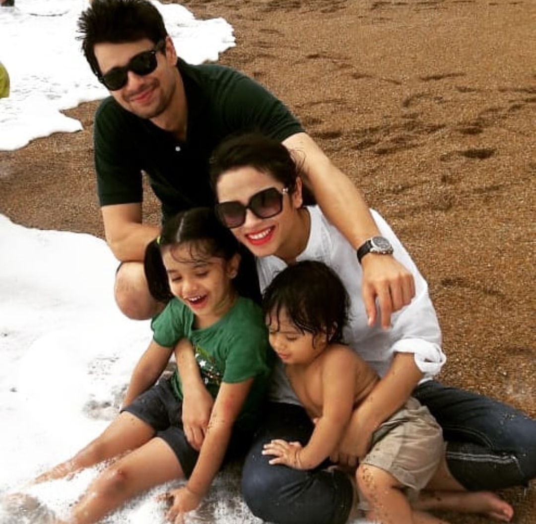 Host Tabish Hashmi's Unseen Family Pictures | Reviewit.pk