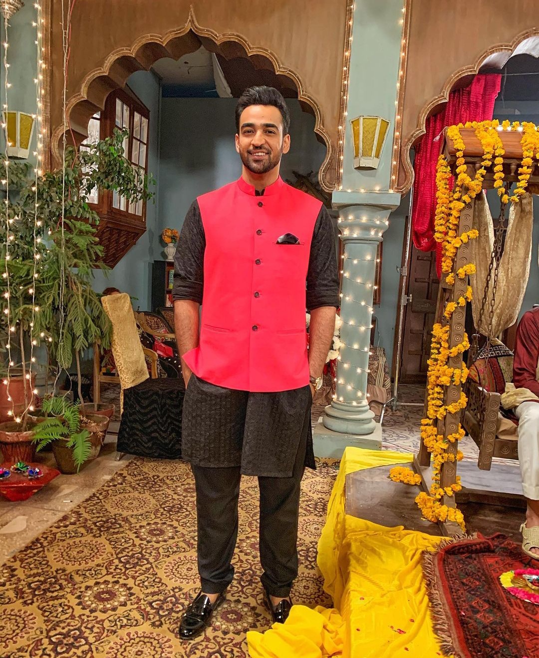 Saba Qamar And Agha Mustafa Hassan BTS Pictures From Manjogi | Reviewit.pk