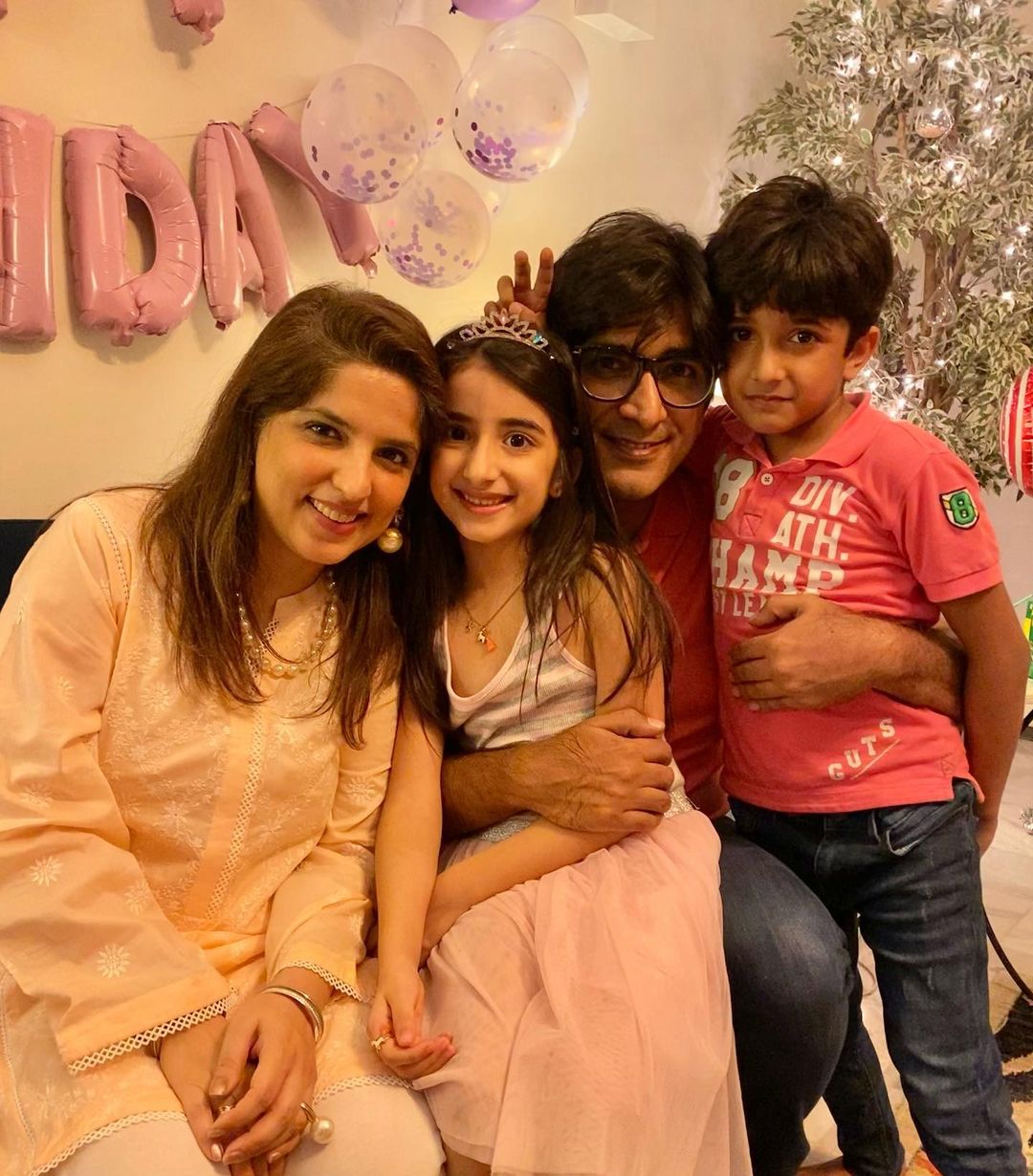 Adorable Family pictures of Pop-Rock Singer Ali Hamza | Reviewit.pk