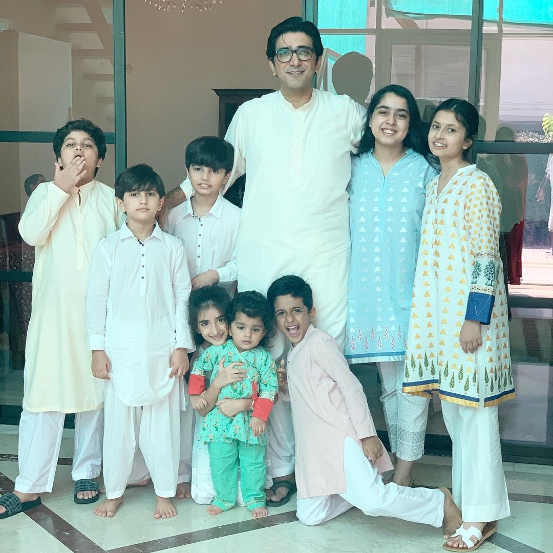 Adorable Family pictures of Pop-Rock Singer Ali Hamza | Reviewit.pk
