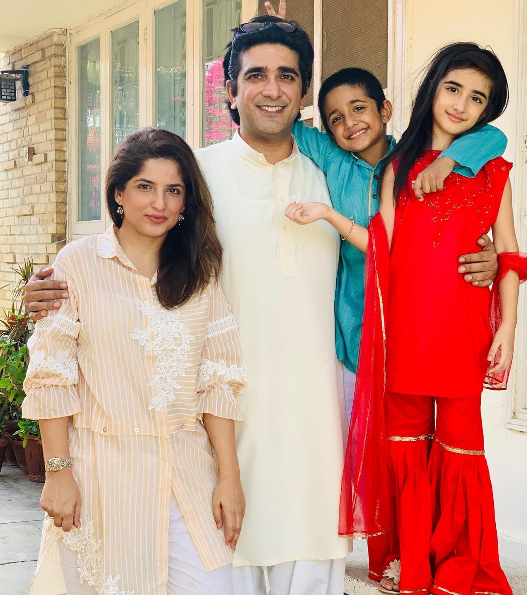 Adorable Family pictures of Pop-Rock Singer Ali Hamza | Reviewit.pk