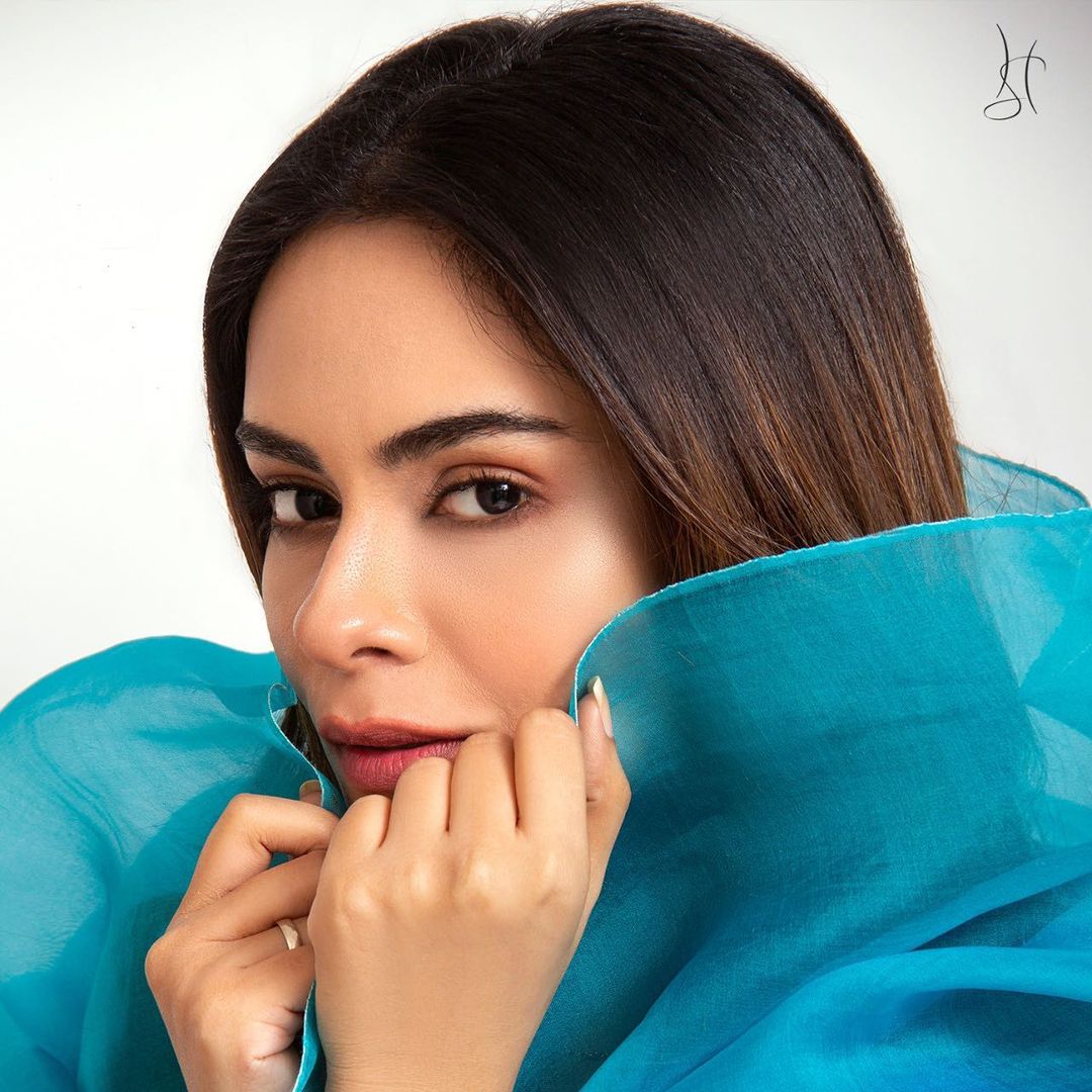 Amar Khan Looks Vibrant In Beautiful Eastern Outfits | Reviewit.pk