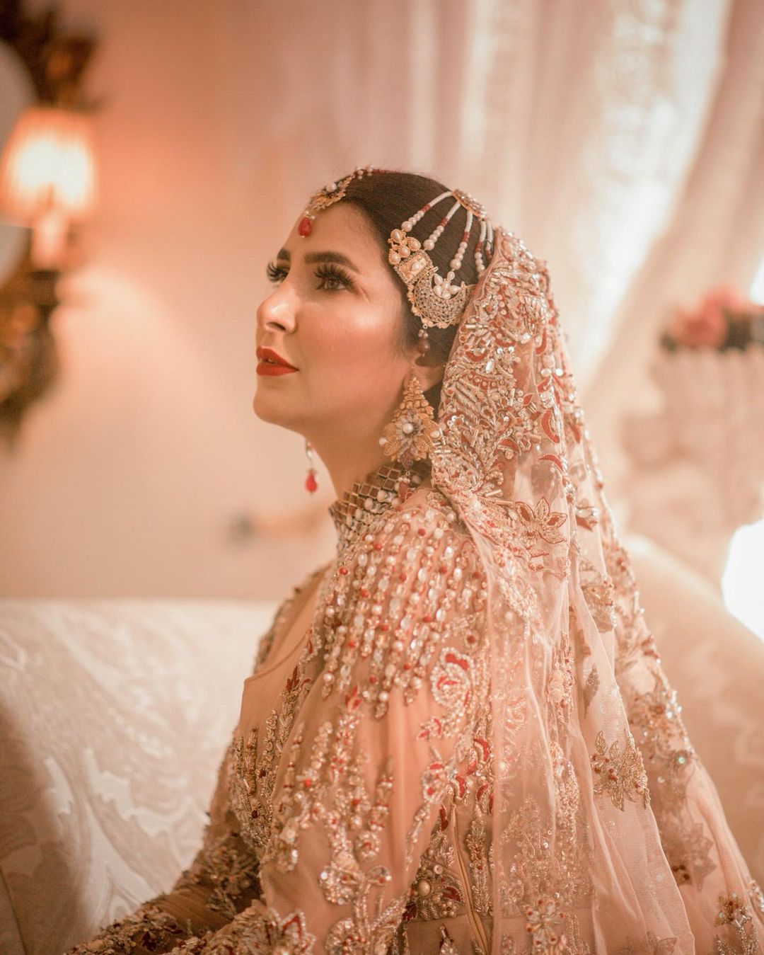 Areeba Habib Looks Ravishing In Her Latest Bridal Shoot | Reviewit.pk