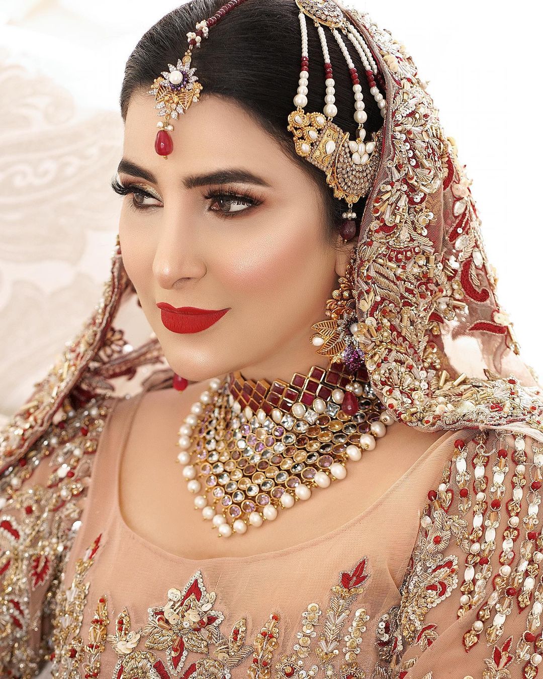 Areeba Habib Looks Ravishing In Her Latest Bridal Shoot | Reviewit.pk