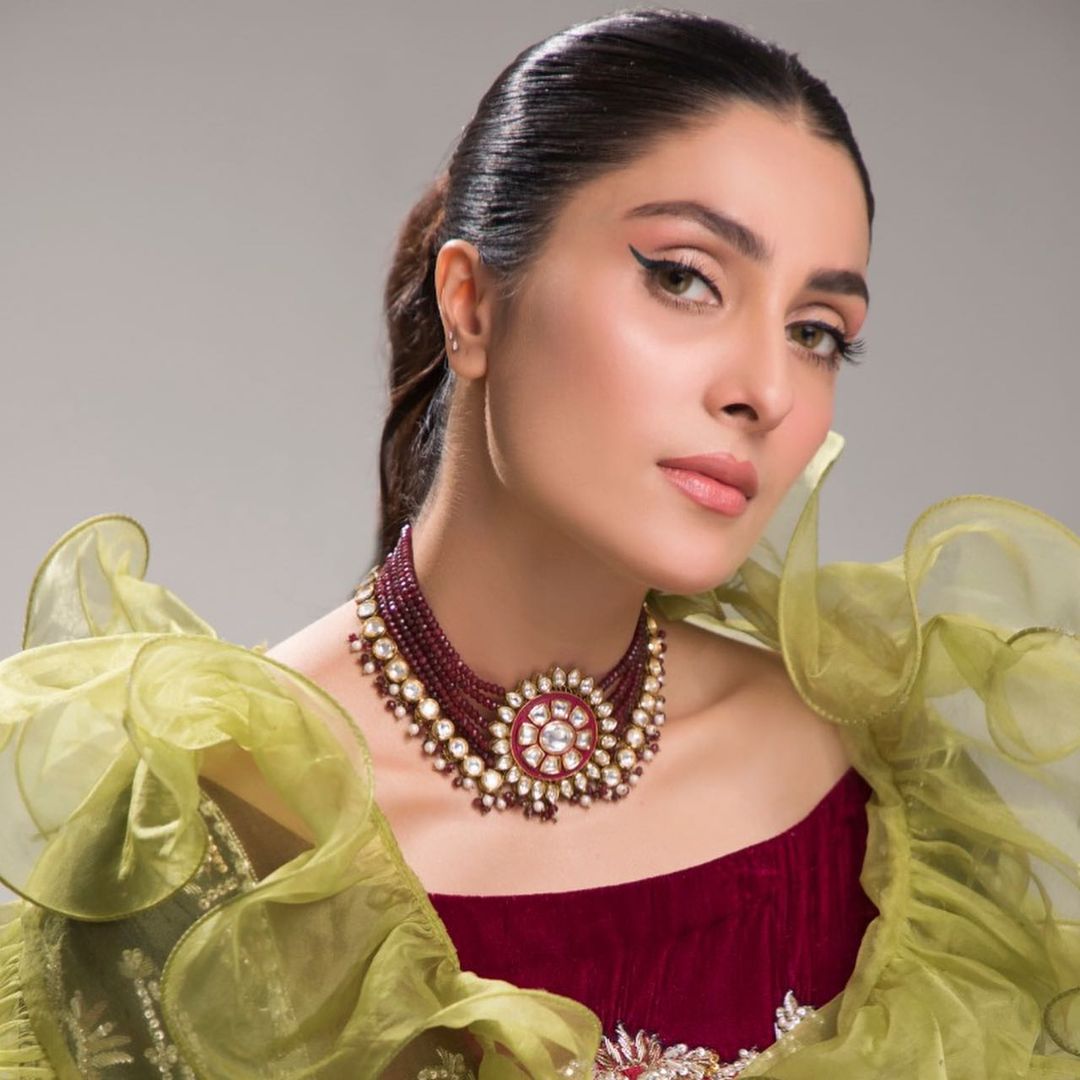 Ayeza Khan Stuns In Gorgeous Ruffled Outfit | Reviewit.pk